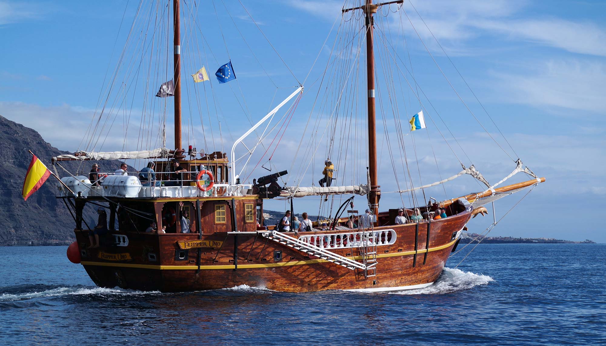 Flipper Uno - Pirate Boat along Los Gigantes Cliffs